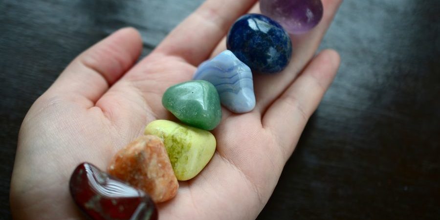 Die 7 wichtigsten Heilsteine für jedes Chakra - eine tolle Übersicht!