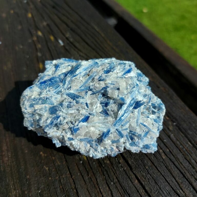 Heilsteine blauer Kyanit Rohstein