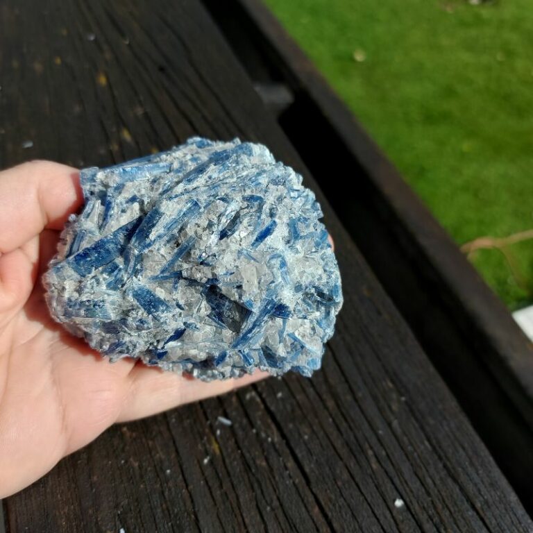 Heilsteine blauer Kyanit Rohstein